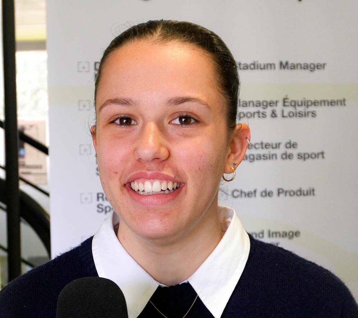 Portrait d'une étudiante passionnée de foot